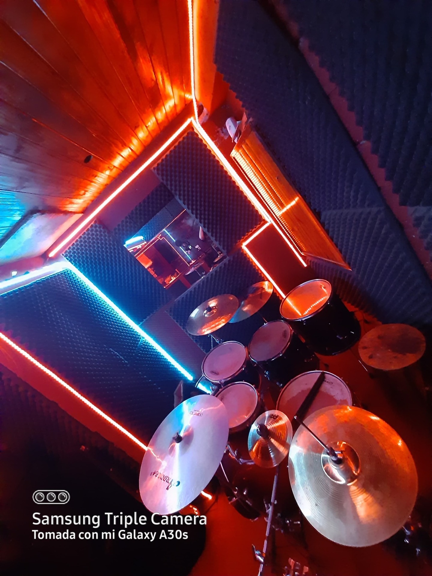 SoundWave Studios®© 2025